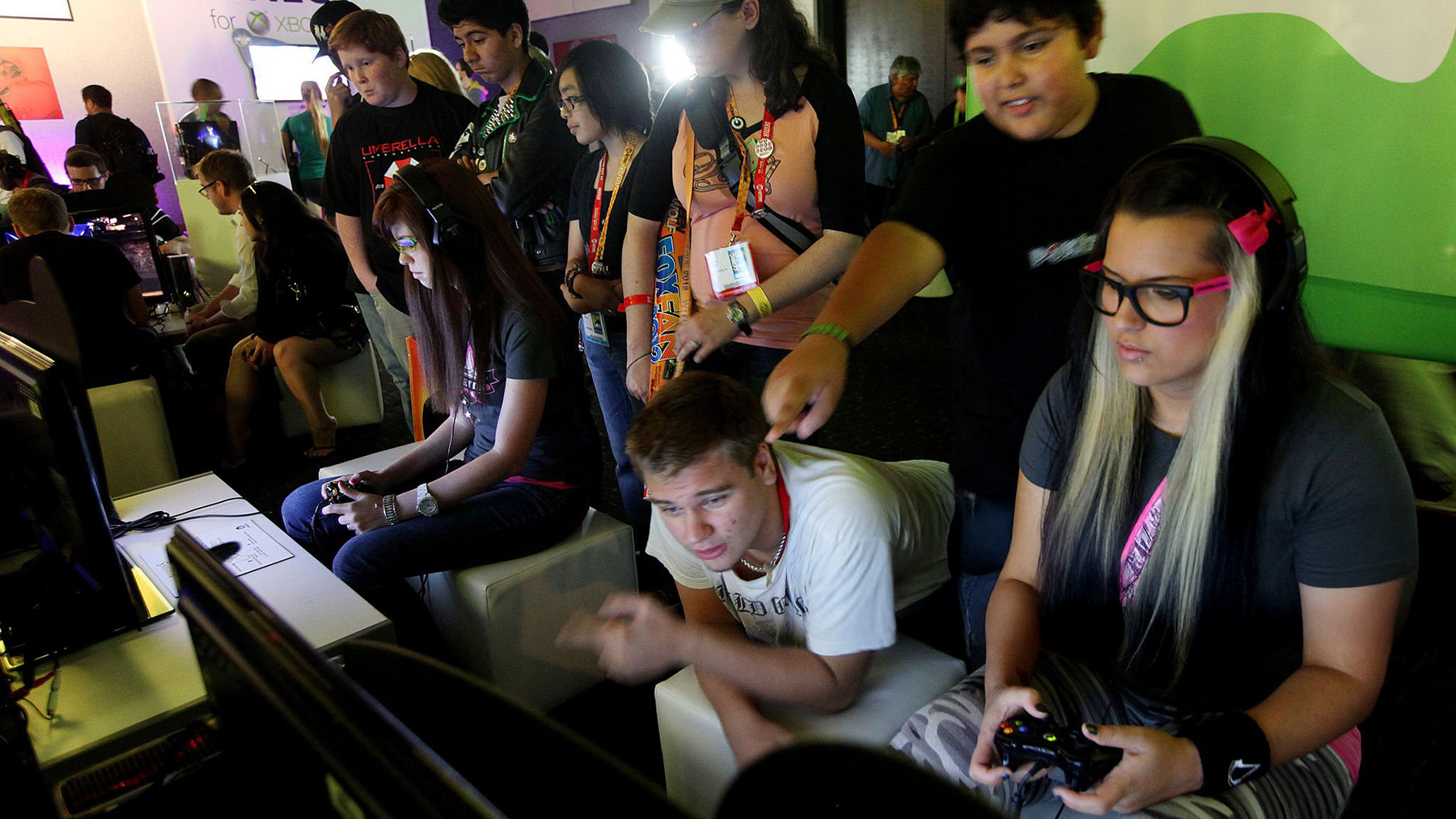 Online Gaming Communities: The Art of Playing Together – FIFPlay